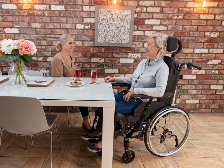 Descubre la nueva Rea Clematis PRO E-Tilt - Invacare Spain